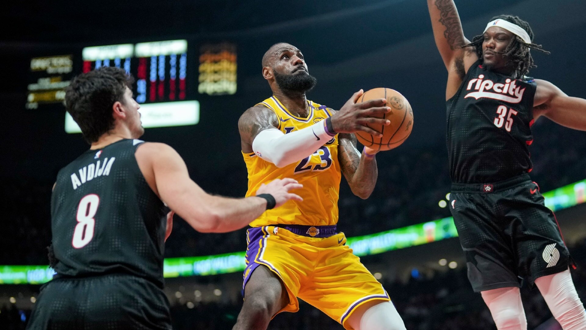 Penampilan Spektakuler LeBron dan Reaves Bantu Lakers Menang atas Blazers